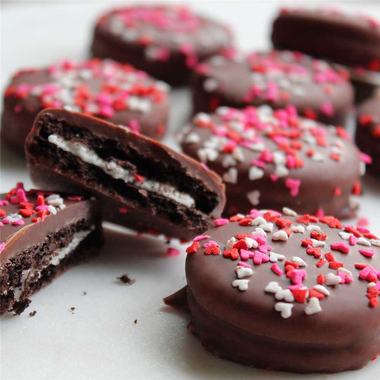 Heartfelt Milk Chocolate Dipped Oreos, 10-Piece | Mrs Prindables