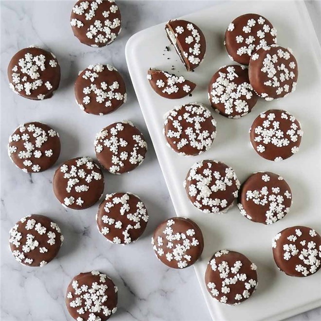Snowflake Milk Chocolate Dipped Oreos, 20-Piece | Mrs Prindables